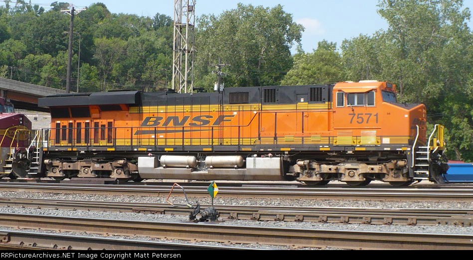BNSF 7571